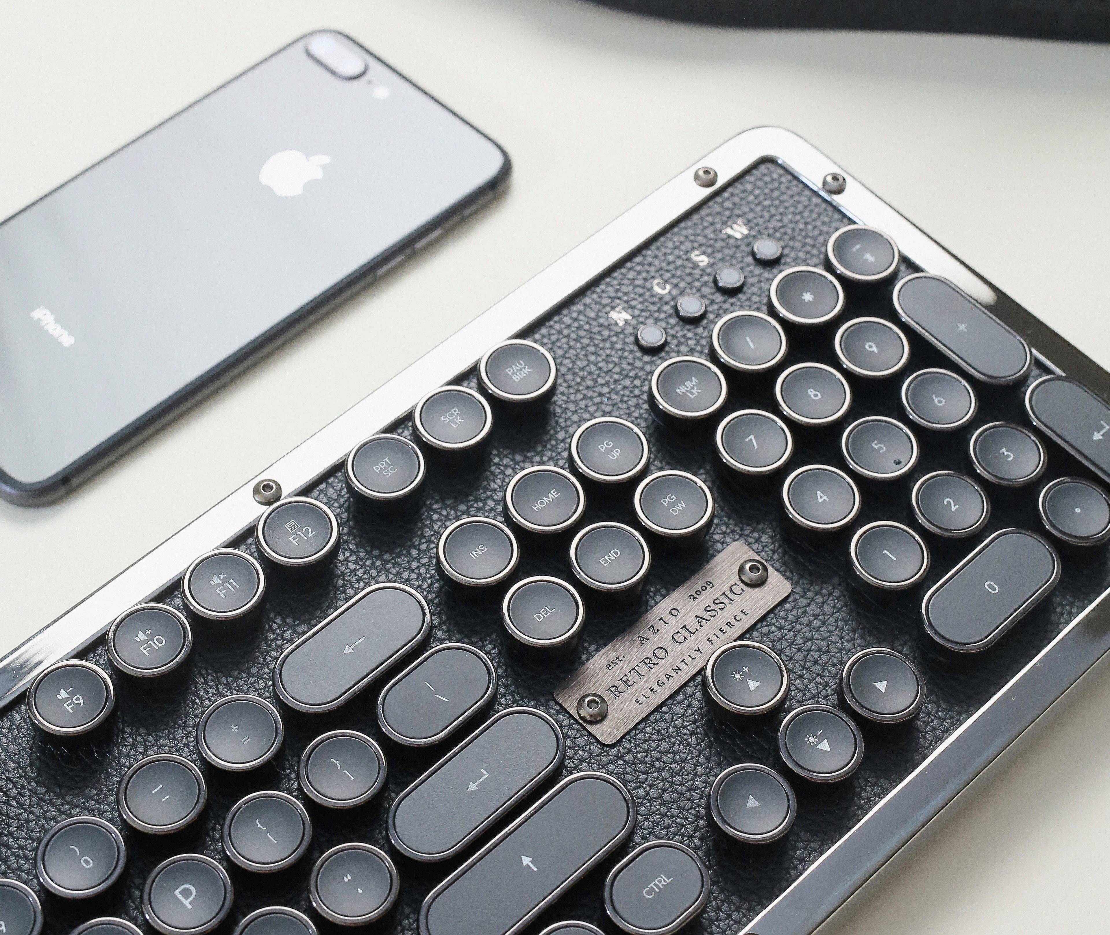 AZIO Retro Compact Keyboard, un clavier original et Bluetooth