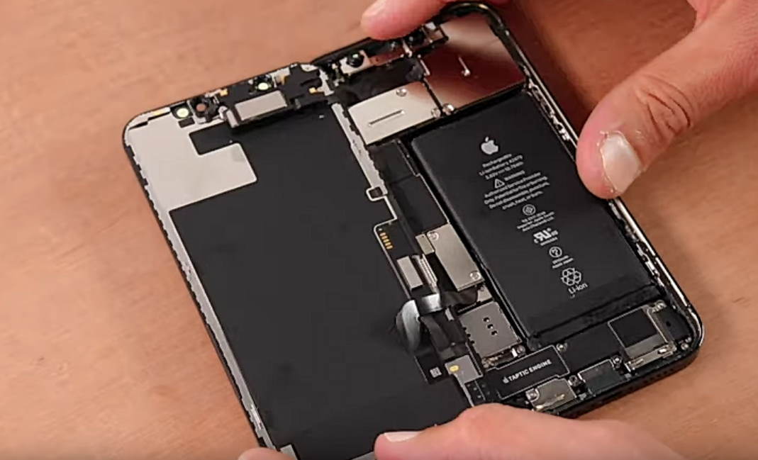 Les iPhone 12 et iPhone 12 Pro vus de l’intérieur.