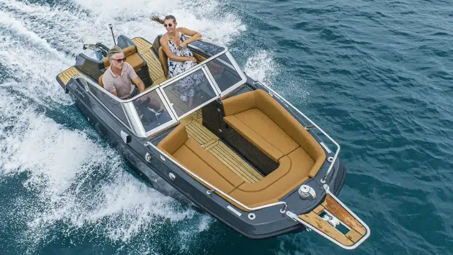 Wave e-550, le premier bateau de Magonis 100 % électrique et connecté.